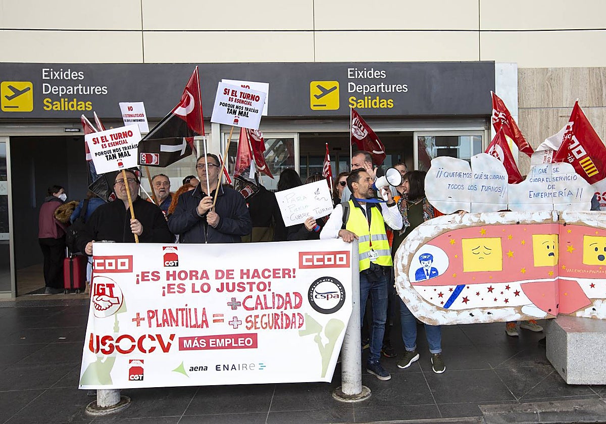 Los trabajadores de Aena en el aeropuerto de Valencia plantean más paros ante la falta de ...